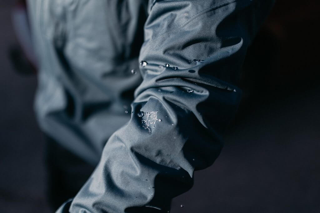 Rab Cinder Kinetic Waterproof takki ja shortsit arvioitu